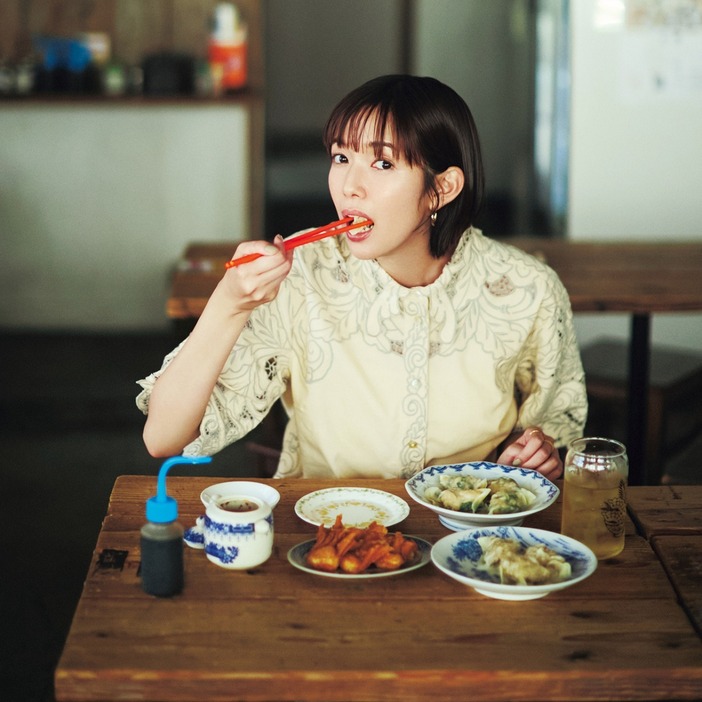 駒込のレトロモダンな台湾料理店で佐藤栞里が台湾ワンタンに舌鼓 (＠BAILA) - Yahoo!ニュース