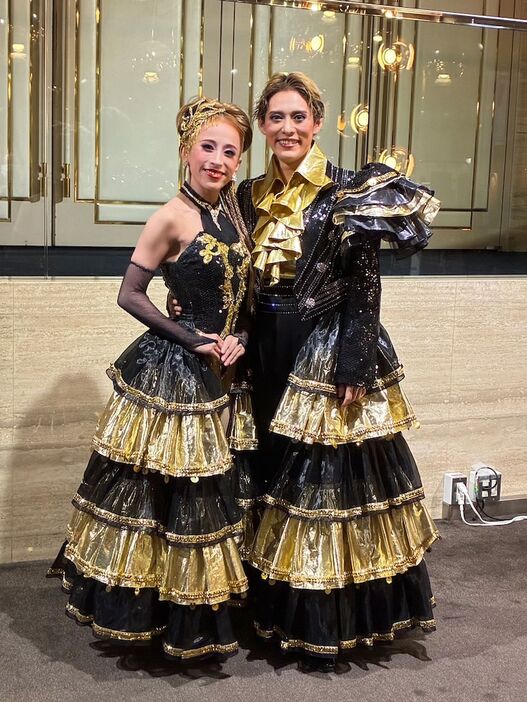 今のOSKらしさが詰まった「トップスター翼和希 REVUE SHOW！」東京公演が開幕 (ステージナタリー) - Yahoo!ニュース