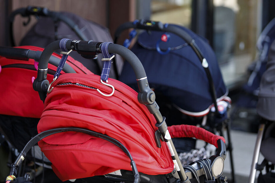 「ここベビーカー優先だから！」「当然でしょ」発言にモヤっ…“子連れ様”論争がSNSで再燃…！優先エレベーター問題に見る《マナーとルール》のバランス (LASISA) - Yahoo!ニュース