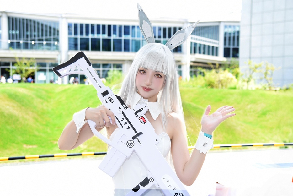 純白バニースーツの「NIKKE」ブラン…コスプレイヤー・七「衣装＆髪色になじむメークと光沢感にこだわり」＜コミケ106＞ (WEBザテレビジョン) - Yahoo!ニュース