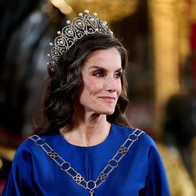 スペイン・レティシア王妃、豪華ティアラ＆鮮やかなロイヤルブルーのドレスで晩さん会へ (25ans（ヴァンサンカン）) - Yahoo!ニュース