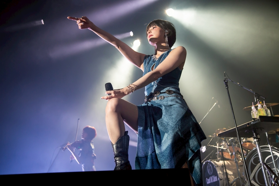 筋トレして歌って踊ってのレッスン時代 ヘヴィロック×バイオリン、独自の世界観で輝くヴォーカリストの原点【湊あかね#1】 (VITUP!) - Yahoo!ニュース