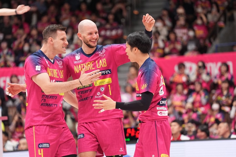 【バレー】東京GBがVC長野に2セットダウンから3-2で逆転勝ちして2勝目 SV男子 (バレーボールマガジン) - Yahoo!ニュース