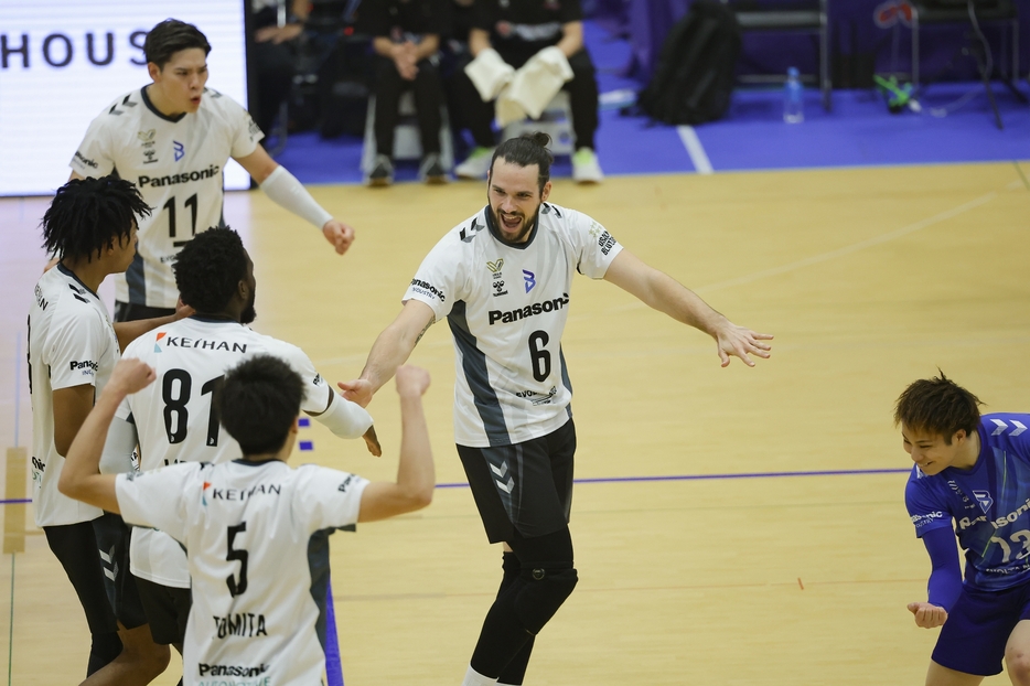 【バレー】大阪Bとサントリーが4勝目。ヴォレアスが日鉄堺BZを3-0で破り、7位に浮上 SV男子 (バレーボールマガジン) - Yahoo!ニュース