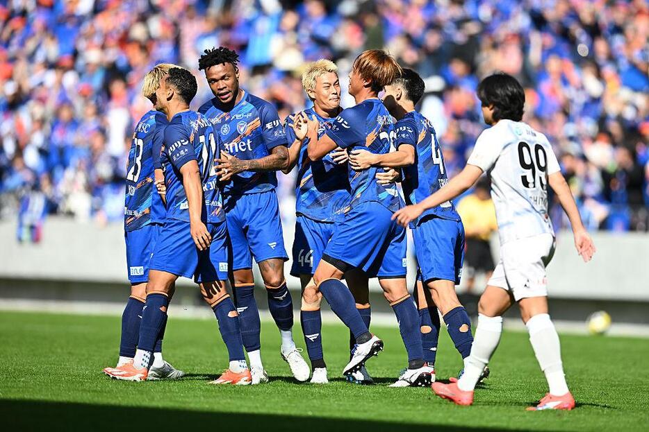 長崎がJ1昇格＆J2優勝に王手！水戸との白熱の天王山を制し、最終節を前に首位浮上 (GOAL) - Yahoo!ニュース