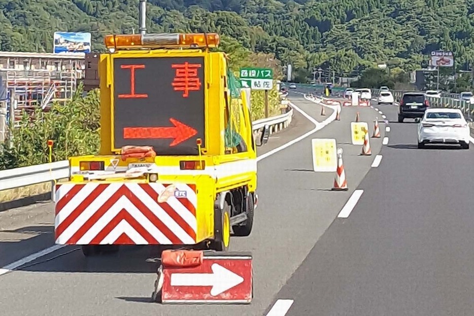 高速道路の謎？ パトロール・作業車両が「ハンドルを左に切って」止める根本理由 (Merkmal) - Yahoo!ニュース