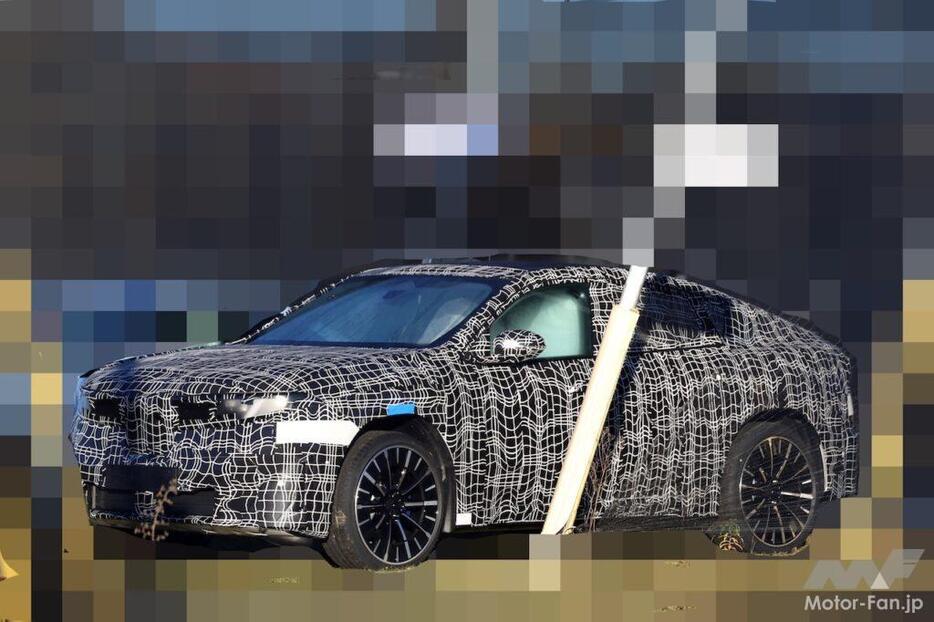 BMW iX4はiX3よりスポーティに! 完全電動SUVクーペの最新プロトタイプをスクープ、傾斜リヤウィンドウ＆ファストバックスタイルで2026年登場か!? (MotorFan ...