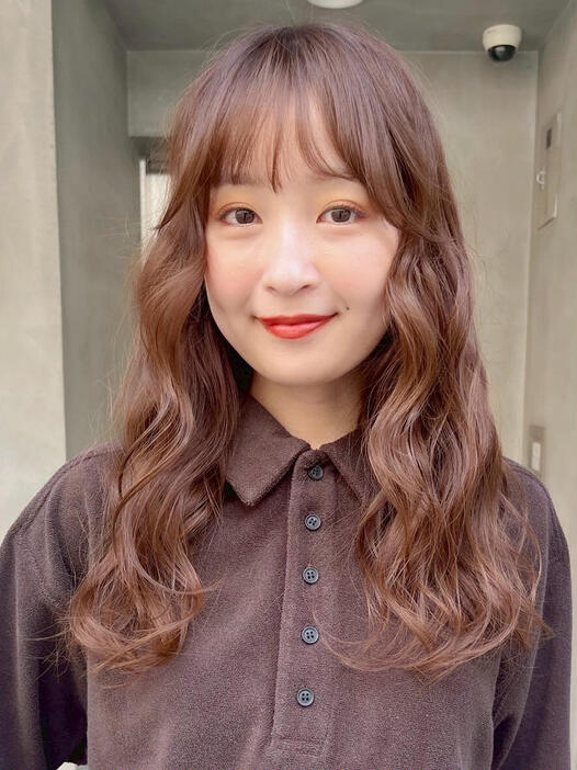 【大人のロングヘア】ドライな質感が最新トレンド！ 再現しやすいウェーブパーマの時短ロング (MAQUIA ONLINE) - Yahoo!ニュース