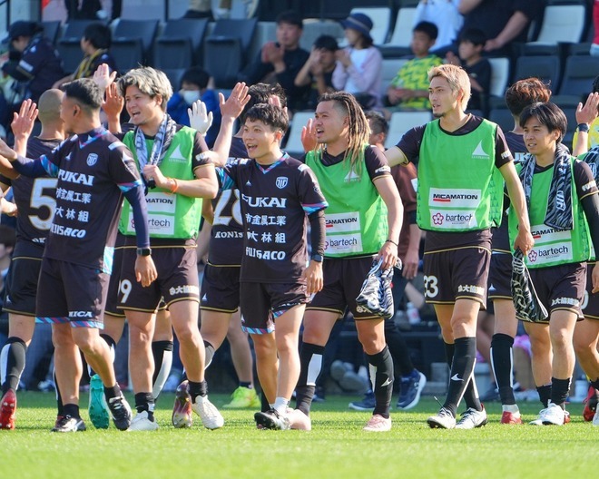 J3首位の栃木Cがクラブ史上初のJ2昇格決定！ ホームで長野に3発完勝、最終節を待たず2位以上が確定！ (SOCCER DIGEST Web) - Yahoo!ニュース