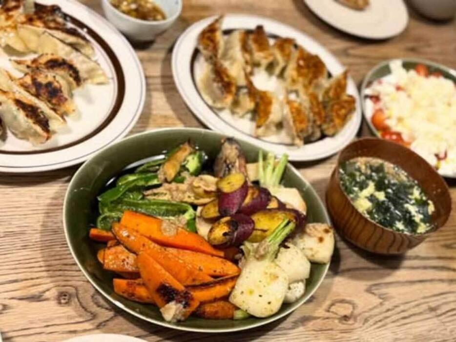 「一緒に包んで…」 藤本美貴さんが夫と協力して作った夕食 手作り餃子と彩り野菜が並んだ食卓に反響「本当仲良しで最高」 (Hint-Pot) - Yahoo!ニュース