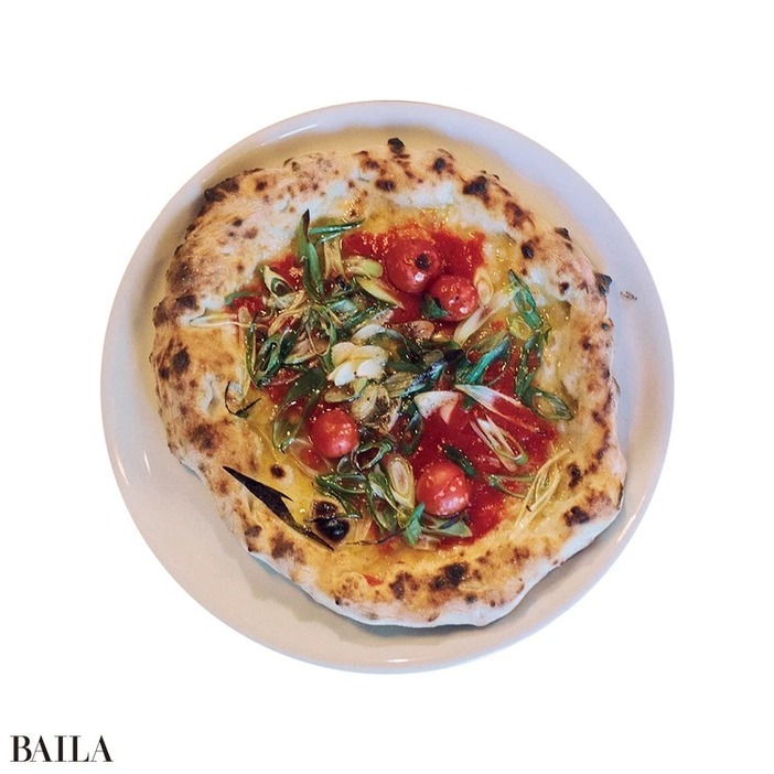 佐藤栞里、新宿の人気店で“飲めるピザ”を堪能【もぐもぐしーさんぽ】 (＠BAILA) - Yahoo!ニュース