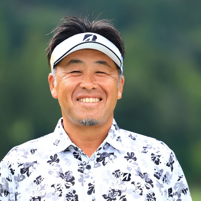 「右手ゼロ」が飛ばしの秘訣！ 岩本高志が50歳で開眼した“飛んで曲がらない”スウィングの秘密 (みんなのゴルフダイジェスト) - Yahoo!ニュース