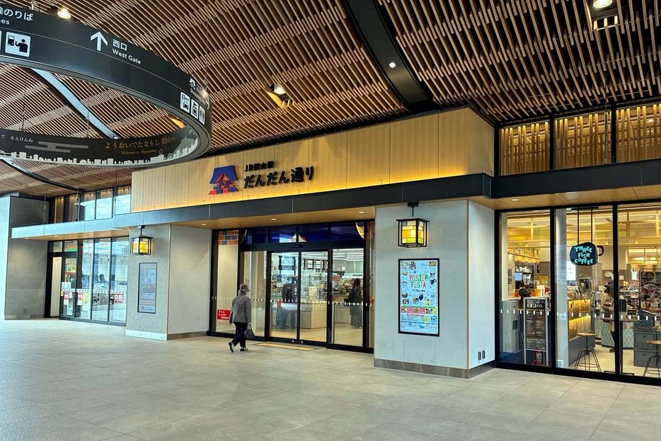 「四国一しょぼい駅」は卒業！ 新駅舎開業から1年、「JR松山駅」の潜在力はなぜ活かせないのか？ (Merkmal) - Yahoo!ニュース