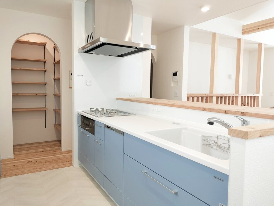 「1.5畳のパントリー」を最高の収納空間にする工夫4つ。“棚のひと工夫”でムダのない収納に (ESSE-online) - Yahoo!ニュース