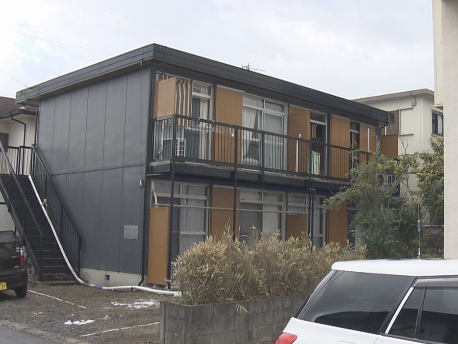 1人暮らしの61歳男性が死亡か…アパートの一室が燃える火事 火元となった2階の部屋の焼け跡から男性の遺体 (東海テレビ) - Yahoo!ニュース