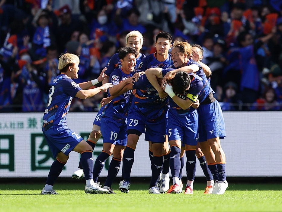 J2天王山は長崎に軍配!首位で最終節へ! 水戸はJ1初昇格目前で連敗、守護神一発レッドで最終節不在へ (ゲキサカ) - Yahoo!ニュース