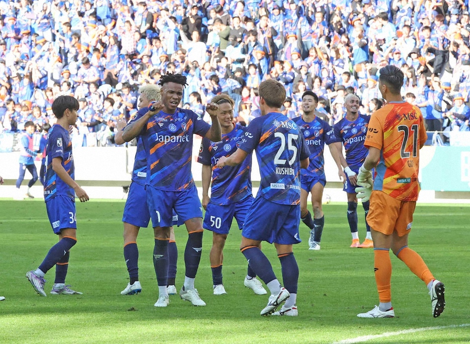 J2優勝争いは大混戦！ 3チームが可能性残し最終節へ J1自動昇格は首位長崎から4位徳島まで4チーム (スポニチアネックス) - Yahoo!ニュース