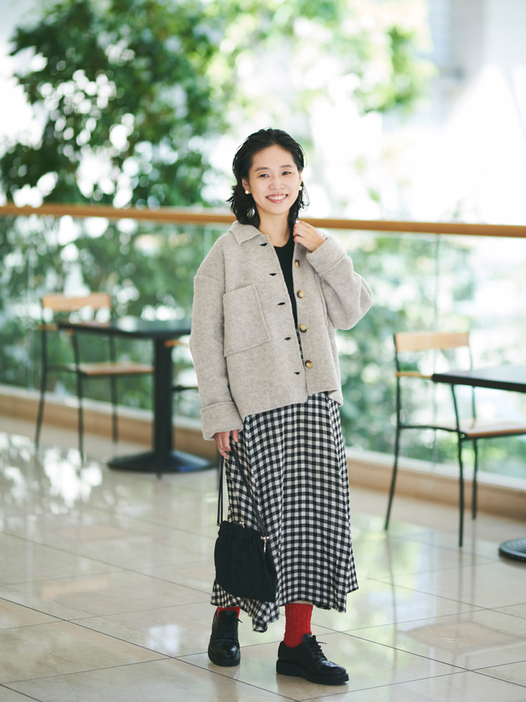 フェミニン派も使いやすい旬の「ショート丈ジャケット」40、50代のきれいめスカートに合わせた着こなしは？ (webマガジン mi-mollet) - Yahoo!ニュース