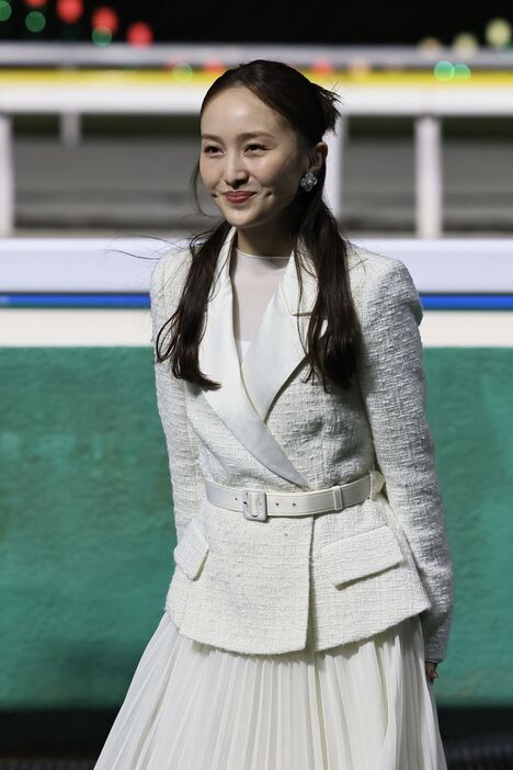 ももクロ・百田夏菜子がJBCクラシックのプレゼンターとして登場…純白ドレスで華やかに花束を贈呈 (競馬のおはなし) - Yahoo!ニュース