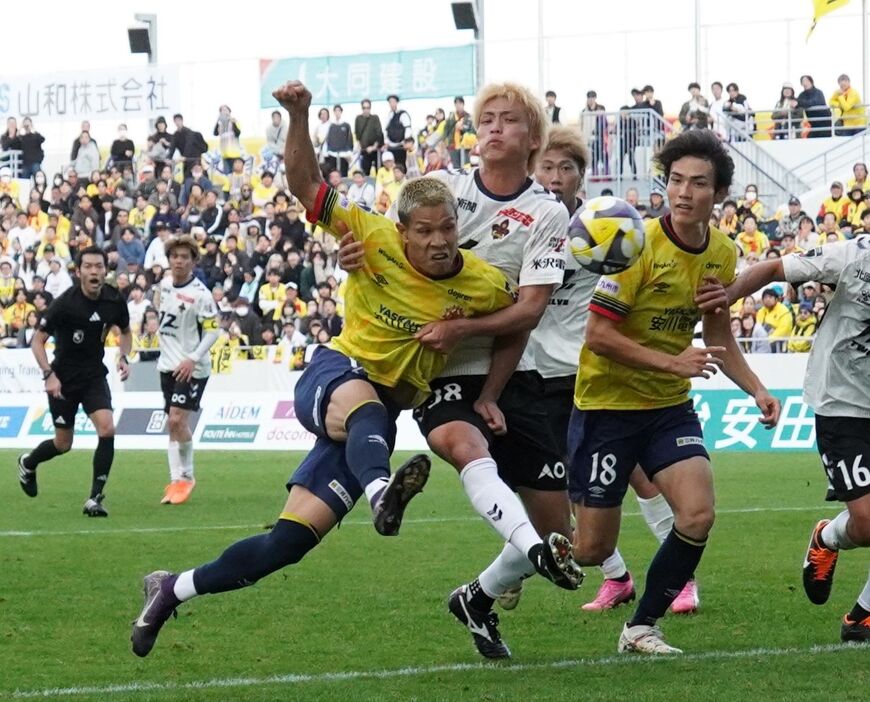 「このまま終わらんよな、俺」自問自答の34歳永井龍が執念の勝ち越し弾 J3ギラヴァンツ北九州が崖っぷちからの逆転勝利でJ2昇格に望み (西スポWEB OTTO！) - Yahoo!ニュース