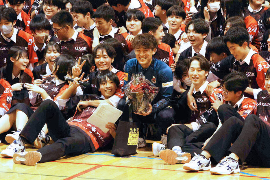 J2札幌MF高嶺朋樹が母校・札幌藻岩高で生徒企画の授業に参加 閉校決定に「寂しい」 (スポーツ報知) - Yahoo!ニュース