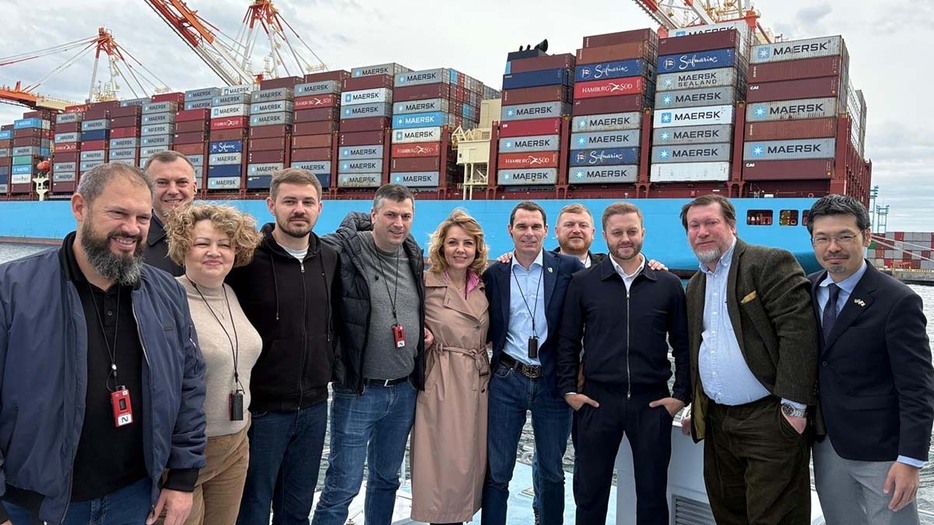 ウクライナ政府関係者、横浜港を視察 震災や戦争から再建し経済支える国際貿易港の経験学ぶ (カナロコ by 神奈川新聞) - Yahoo!ニュース