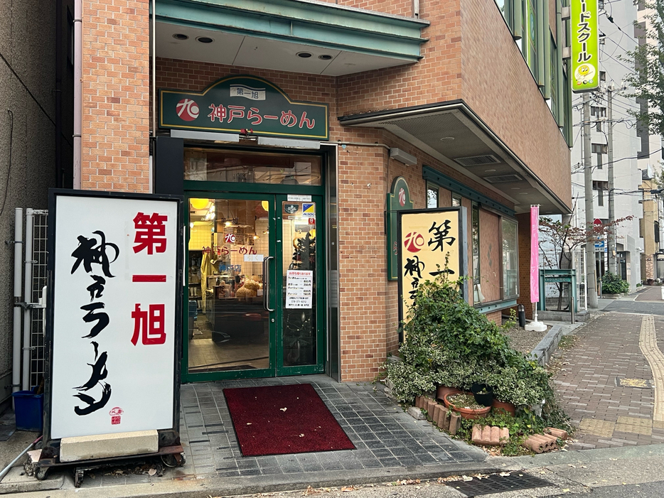 人気の「神戸ラーメン第一旭」外国人留学生を違法に働かせた容疑で社長ら6人逮捕 (MBSニュース) - Yahoo!ニュース