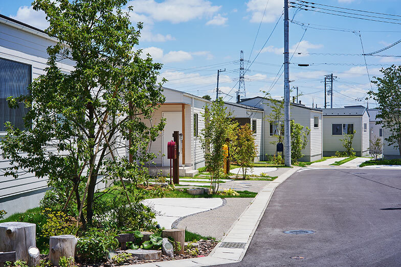 千葉市に”平屋だけ”全50邸の分譲地。「階段ない・空が広い・緑いっぱい」子育て終えた夫妻が選んだ暮らし (SUUMOジャーナル) - Yahoo!ニュース