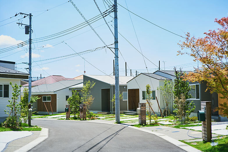 千葉市に”平屋だけ”全50邸の分譲地。「階段ない・空が広い・緑いっぱい」子育て終えた夫妻が選んだ暮らし (SUUMOジャーナル) - Yahoo!ニュース
