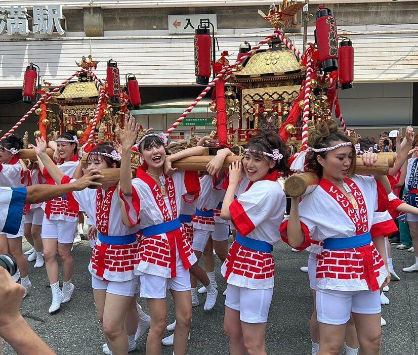 【写真特集】大阪でギャルみこし 4年ぶりに「わっしょい」の掛け声響く (Yahoo!ニュース オリジナル THE PAGE) - Yahoo!ニュース