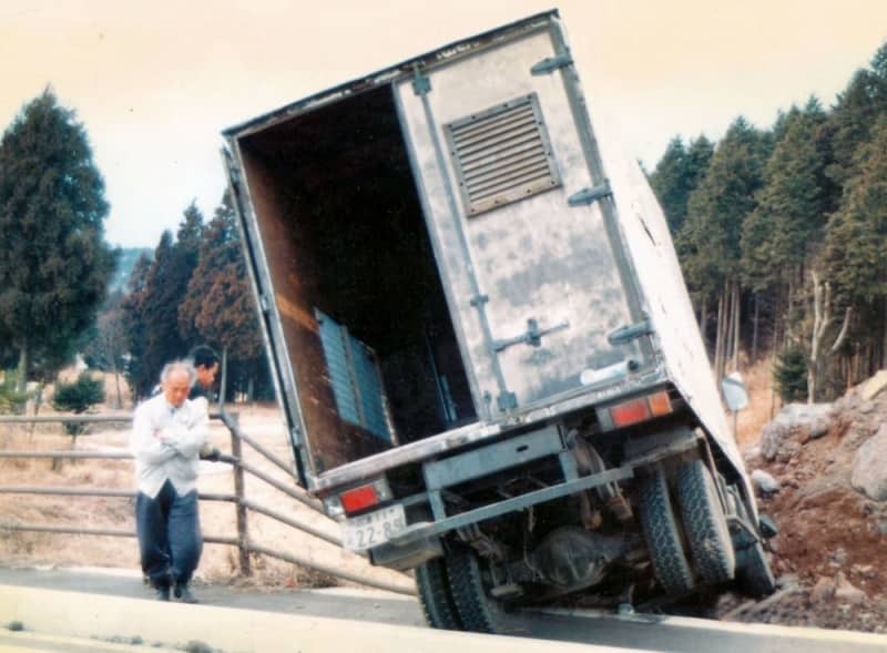 「オウムの村」で監視を続け、写真千枚を撮った男性は今も「地下鉄サリン事件は防げたんだ…」と悔やむ サティアン並ぶ上九一色村で教団と対峙（上）【地下鉄サリン事件30年】 (47NEWS ...