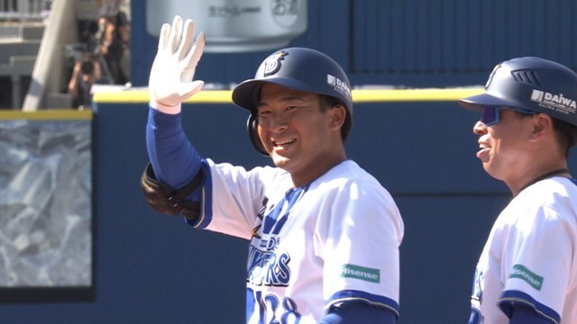 【DeNA】7年目・勝又温史がプロ初スタメン＆プロ初ヒット 記念ボールを受け取った戸柱恭孝は“スリスリ”と両手でなでる (日テレNEWS NNN) - Yahoo!ニュース
