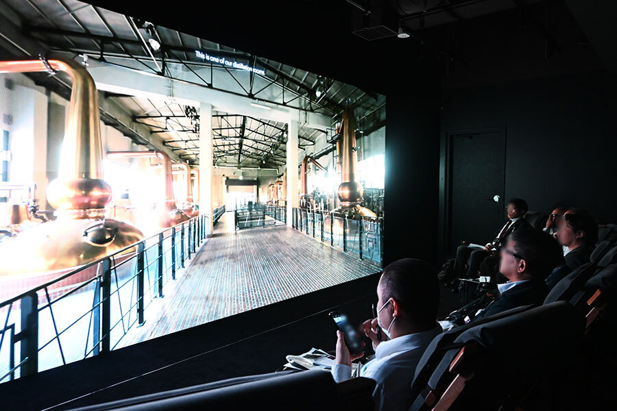 大阪・梅田でウイスキー工場見学体験、巨大シアター鑑賞×「山崎12年」試飲も (Lmaga.jp) - Yahoo!ニュース