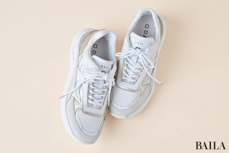 【大人の白スニーカー】華やかに映えるメタリックカラー＆立体ソールで差をつけて (＠BAILA) - Yahoo!ニュース