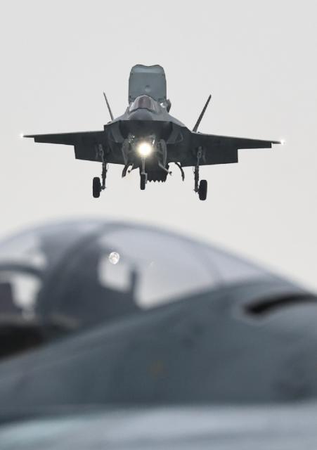F35B、空自新田原基地に初配備 3機到着、1機は垂直着陸 (宮崎日日新聞) - Yahoo!ニュース