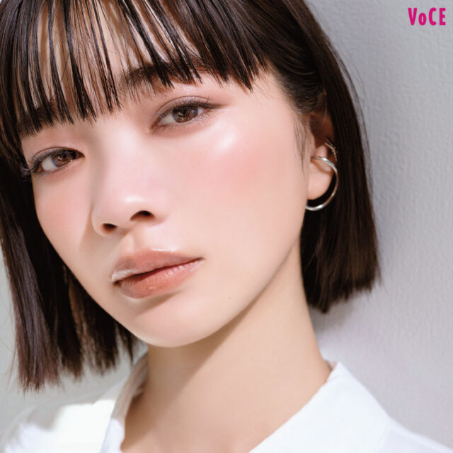 【見上愛】アディクションの単色シャドウで秋を感じるスモーキーメイク (VOCE) - Yahoo!ニュース