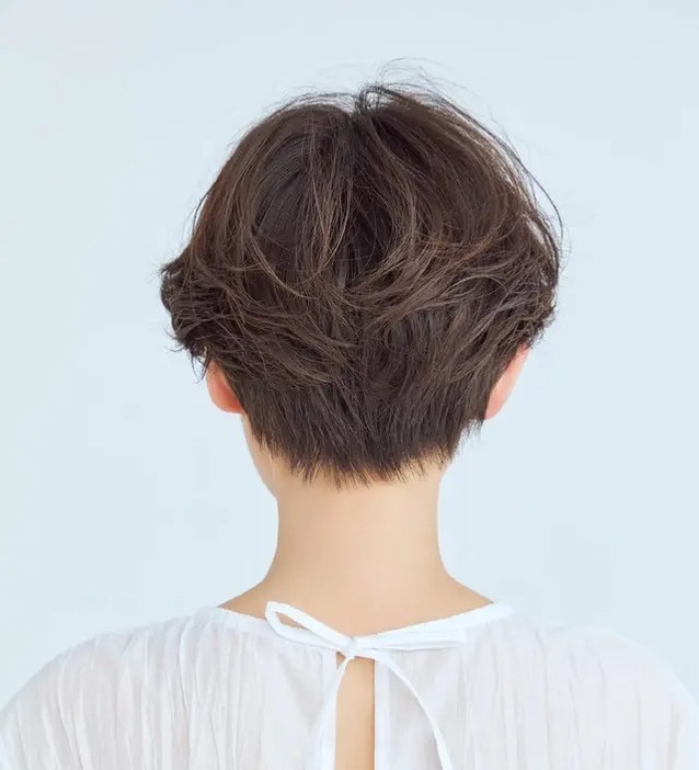 夏のぺたんこ髪は、パーマでふんわりあか抜ける「50代のショートヘア」5選 (Web eclat) - Yahoo!ニュース