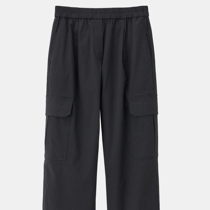 【PLSTの黒パンツ】は2WAY！ワンツーコーデも簡単垢抜け｜VERY (magacol) - Yahoo!ニュース