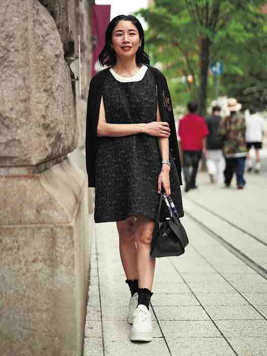 40代オシャレ読者の【スニーカーコーデ】5選！“黒多めコーデ”に合わせるのが大正解｜STORY (magacol) - Yahoo!ニュース