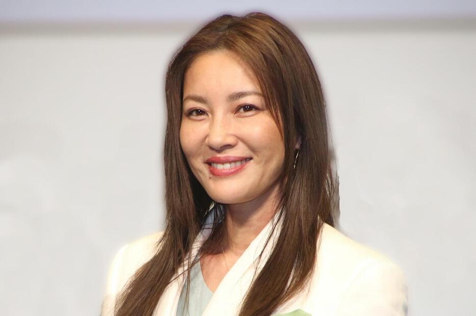 ＜瀬戸朝香＞石垣島で人生初のパイナップル丸かじり 「ワイルドですねっ〜」「頬張っている姿も可愛い」 (毎日キレイ) - Yahoo!ニュース