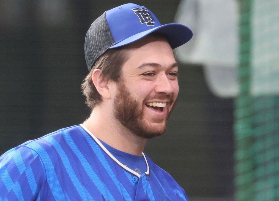 DeNA 優良助っ人ケイ 初完封祝福の美人妻と2ショット ファンから「一生ベイスターズ」の声も (デイリースポーツ) - Yahoo!ニュース