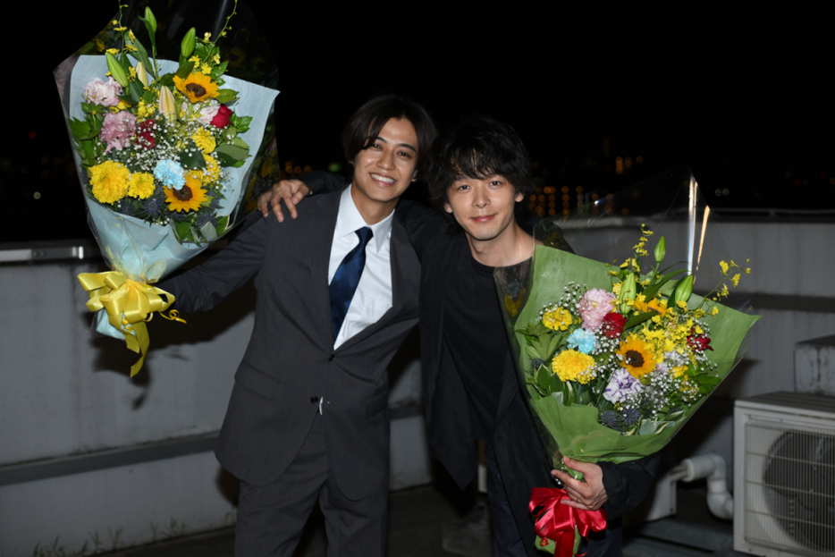 今夜最終回『DOPE』高橋海人×中村倫也らが笑顔のクランクアップ、約4ヵ月の撮影を駆け抜け「優しく包み込んでくれるような現場で毎日来るのが楽しかった」 (デビュー) - Yahoo!ニュース