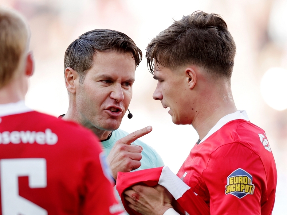 上田綺世と渡辺剛に“つねる”“引っ掻く”執拗な悪質行為…元オランダ代表ら21歳DFを猛批判「常軌を逸している」「愚かな行動」 (ゲキサカ) - Yahoo!ニュース