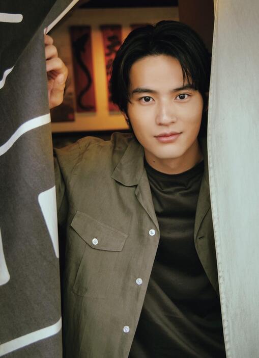 ＜水上恒司＞「うな重」もぐもぐ 写真が公開 「最近、昆虫を食べました」とプライベートも明かす 「CanCam」11月号に登場 (毎日キレイ) - Yahoo!ニュース