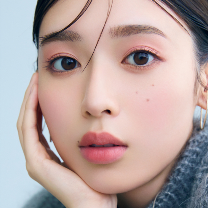 【白石聖さん】秋のピンクメイクは”ワントーンで揃えない”が今っぽさの秘訣 (MAQUIA ONLINE) - Yahoo!ニュース