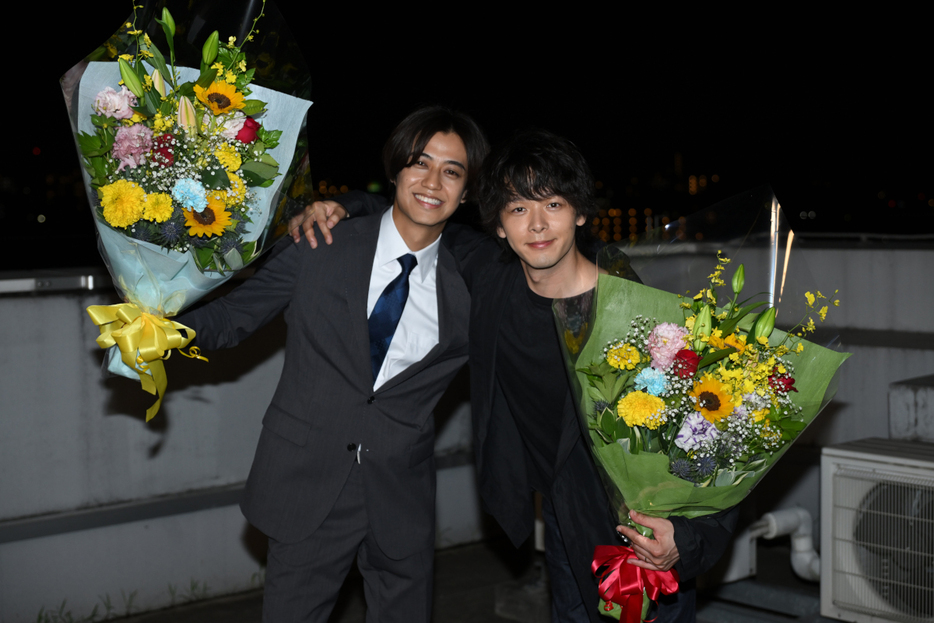 高橋海人＆中村倫也「DOPE」笑顔のクランクアップ！バディ最後の撮影に“チームDOPE”集合【コメントあり】 (シネマトゥデイ) - Yahoo!ニュース