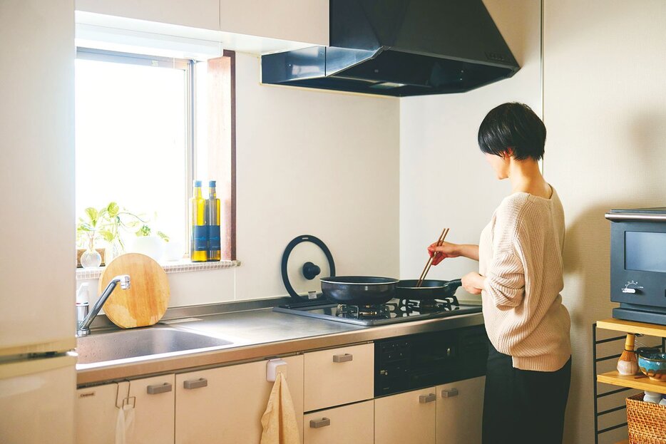 50代「ひとり暮らし歴4年」で思うこと。家事やお金の使い方が変わり、自分軸が心地よい (ESSE-online) - Yahoo!ニュース