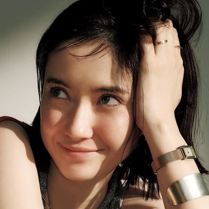 【STORYスタイリストおすすめ】大人が映えるジュエリーの重ね付けテクニック〈6選〉｜STORY (magacol) - Yahoo!ニュース