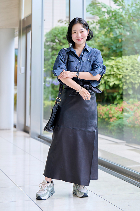 カジュアルすぎない、きれいめな「別注デニムシャツ」編集部員はどう着こなす？【40代～50代の秋のシャツコーデ】 (webマガジン mi-mollet) - Yahoo!ニュース