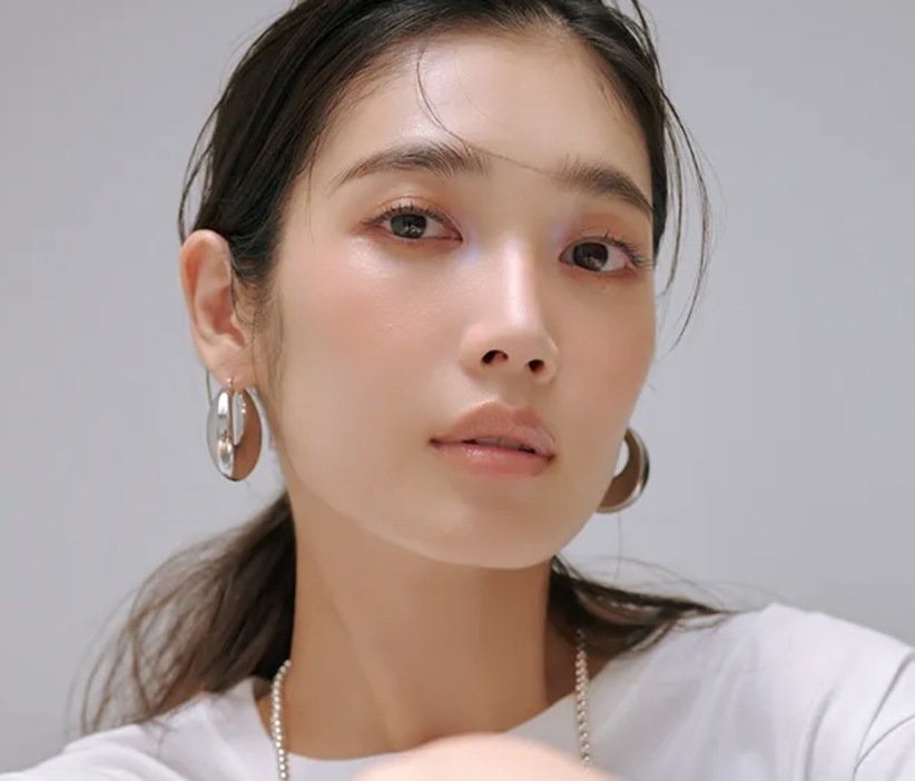 【30代ヘアアレンジ】ドライな質感がポイント！『ハンサムポニテ』の作り方｜CLASSY. (magacol) - Yahoo!ニュース